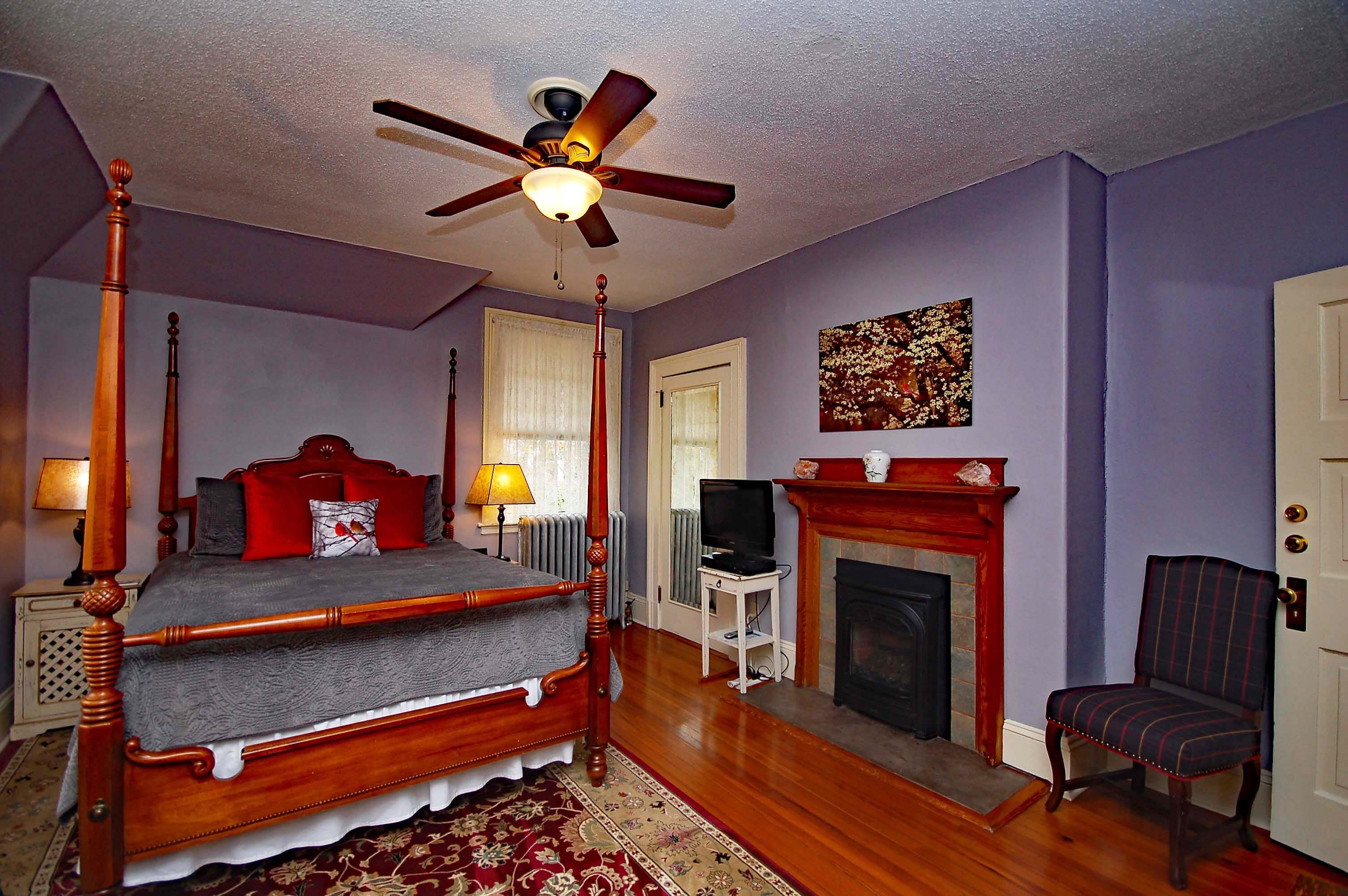 The Cardinal Room (Queen)